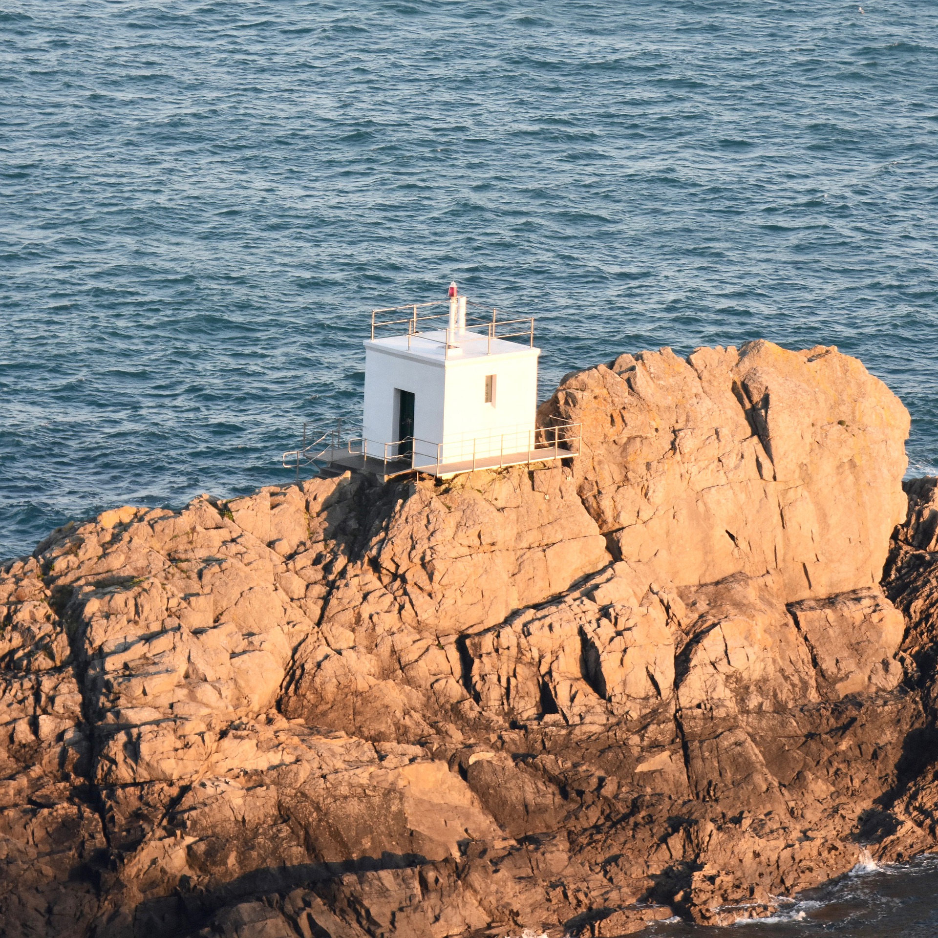 Private jet and helicopter hire in Guernsey - AEROAFFAIRES